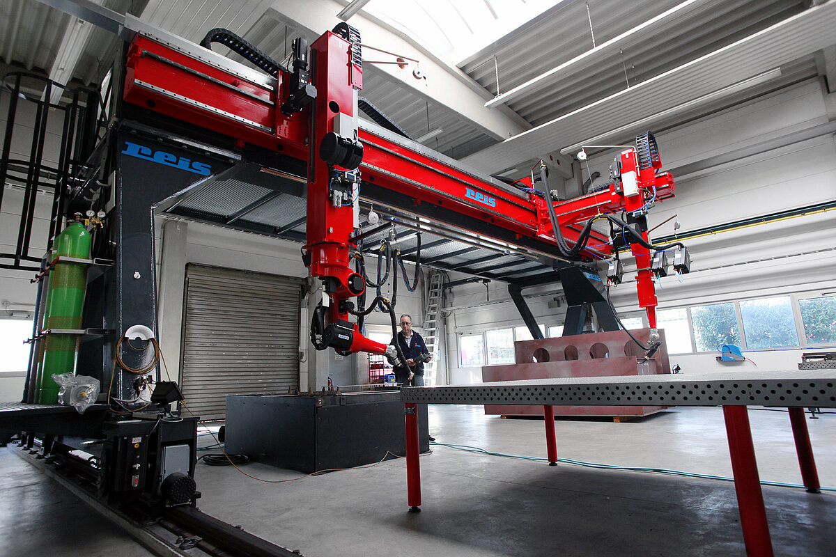 Reis Robotics presents biggest robot